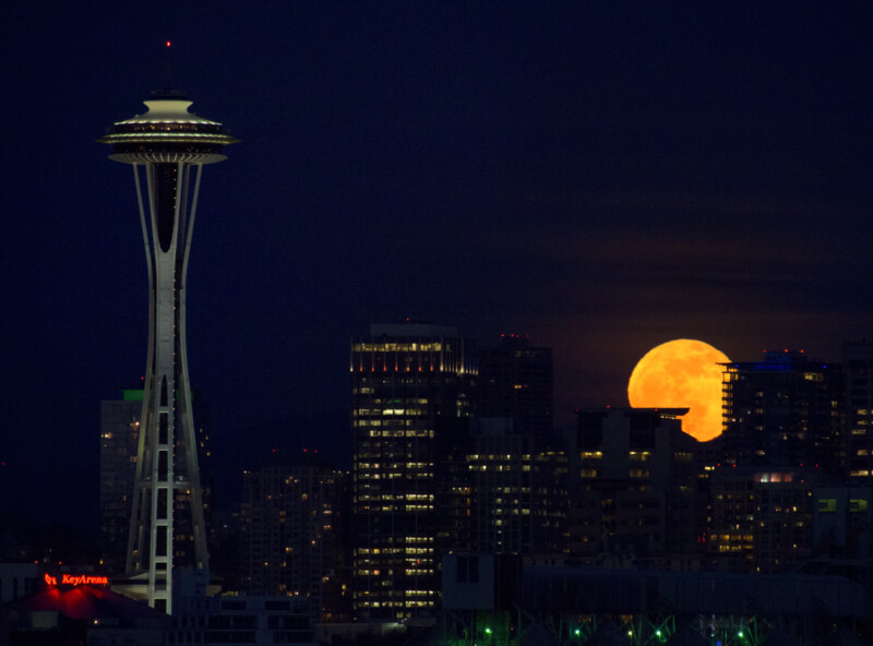 Moon Over the City – Ingrid Taylar Foto